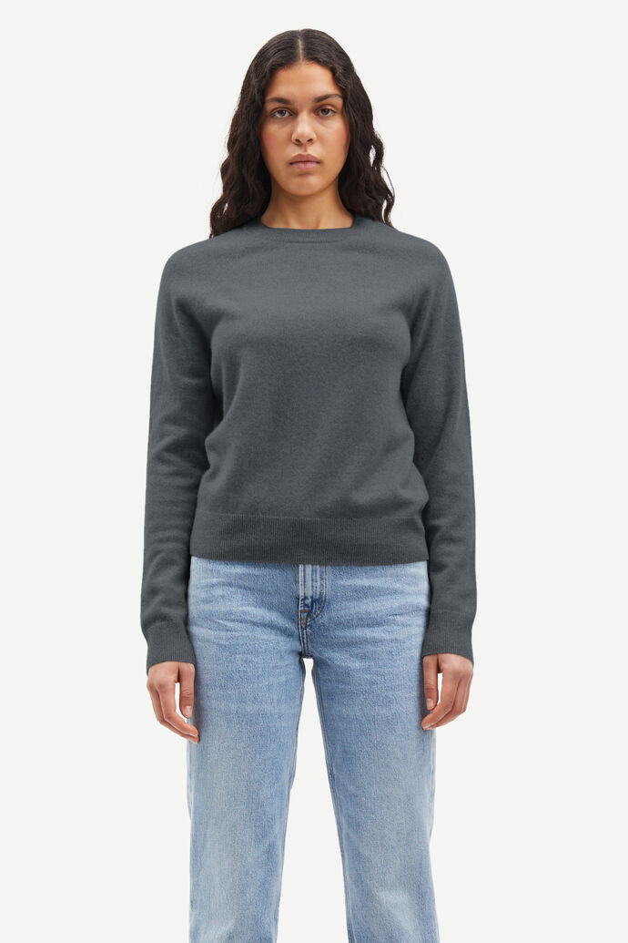 Pure cashmere crew neck in iron gate – BEYOND STUDIOS