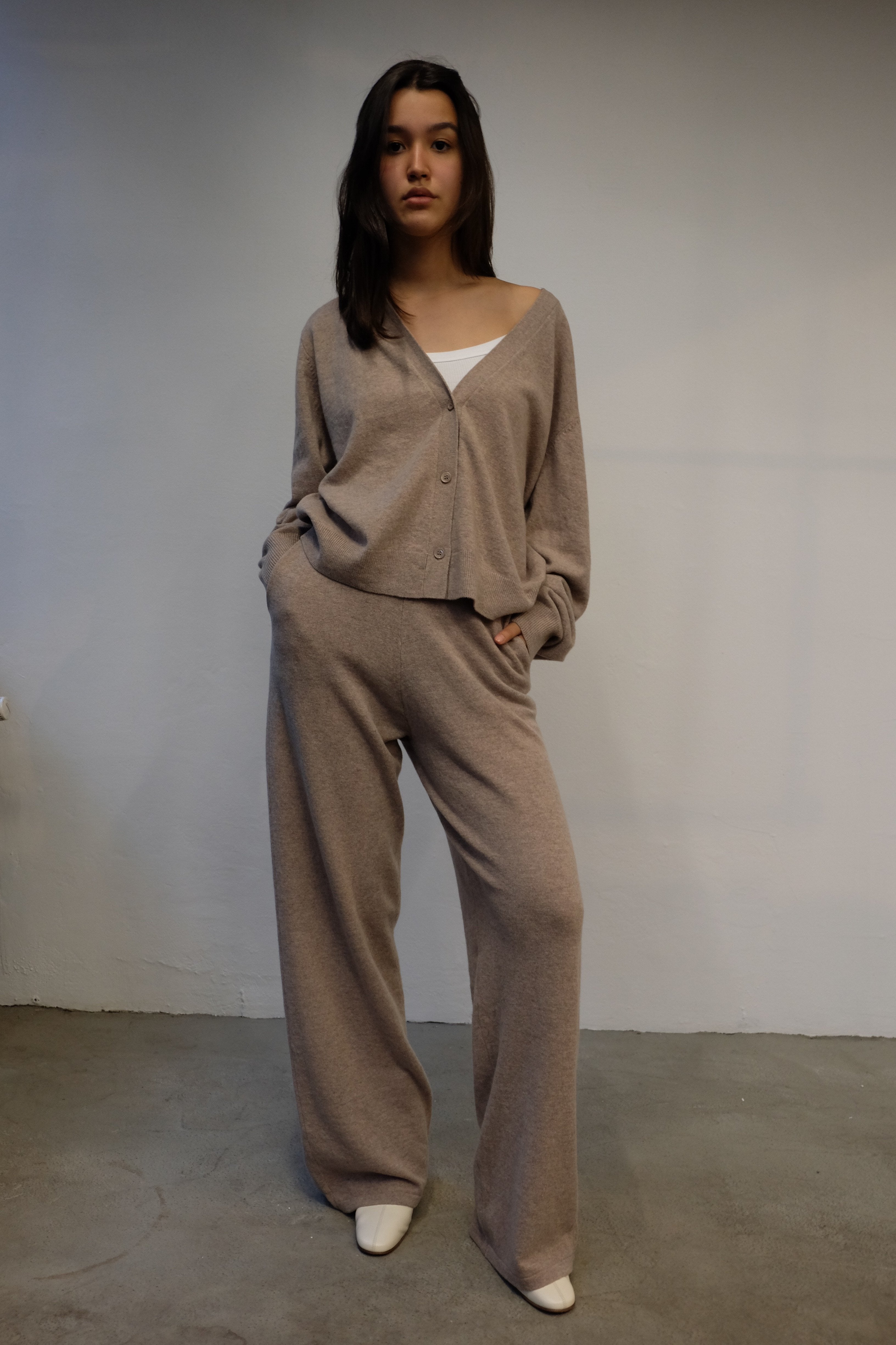 Knitted pants in beige – BEYOND STUDIOS